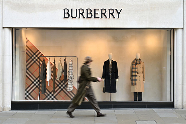 Burberry shares extend recovery rally despite profit crash